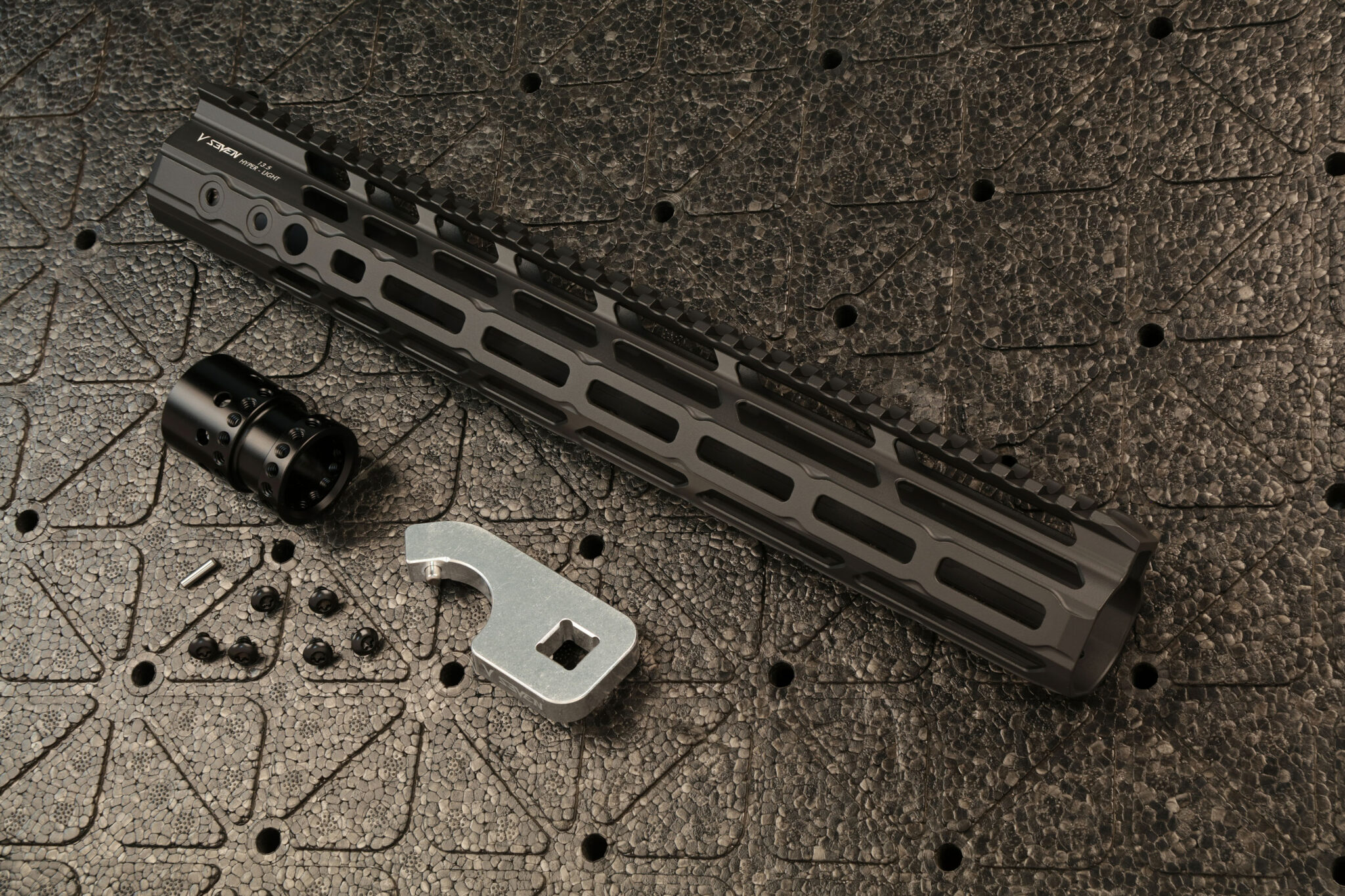 V Seven Magnesium Hyper-Light M-LOK Handguard AR15 - UN12Magazine