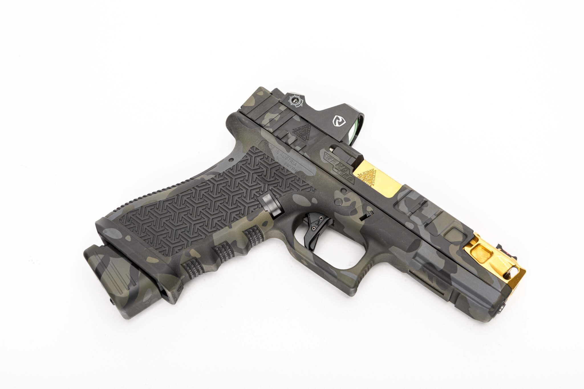 Dueling Glocks - UN12Magazine