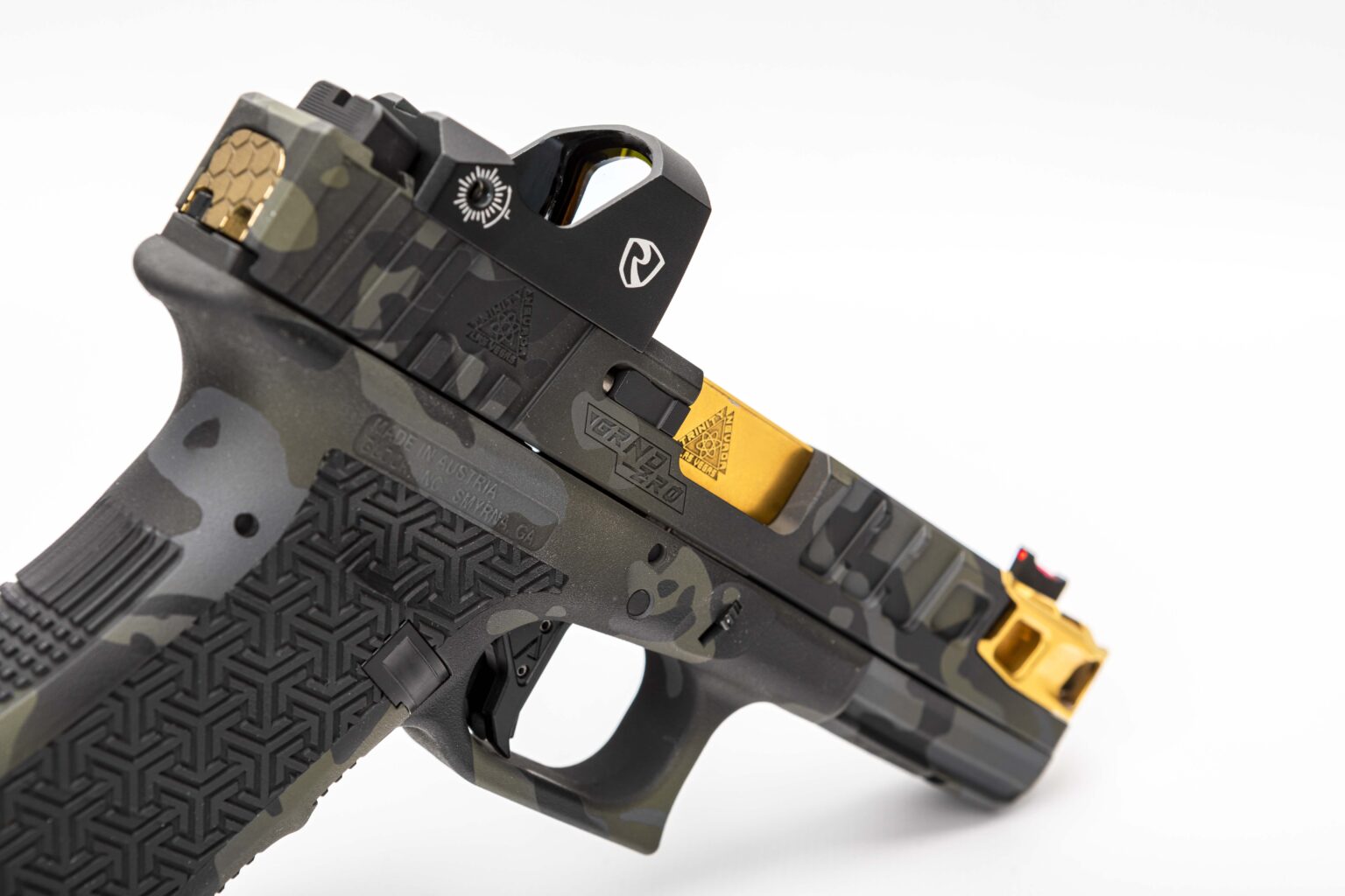 Dueling Glocks - UN12Magazine