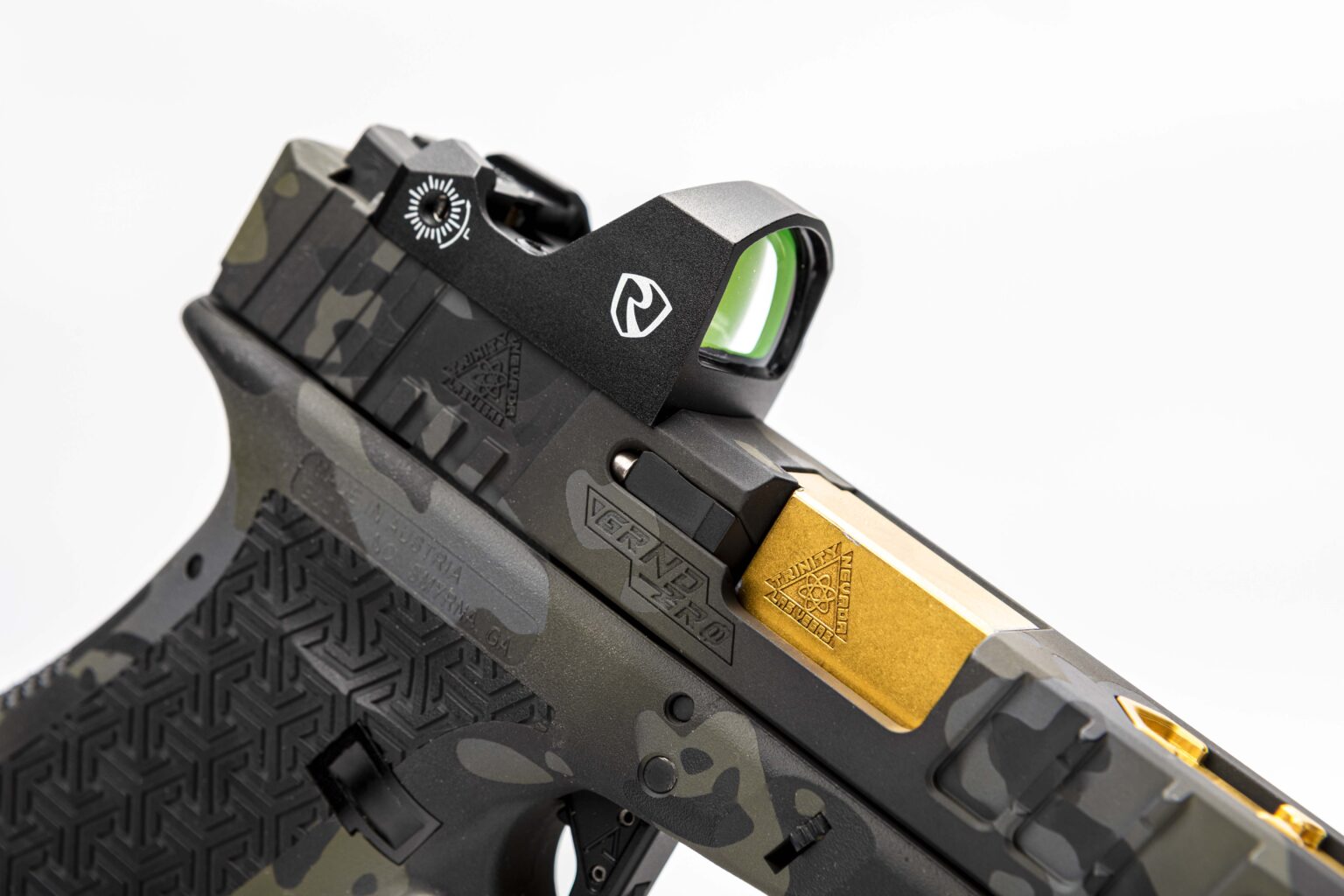 Dueling Glocks - UN12Magazine