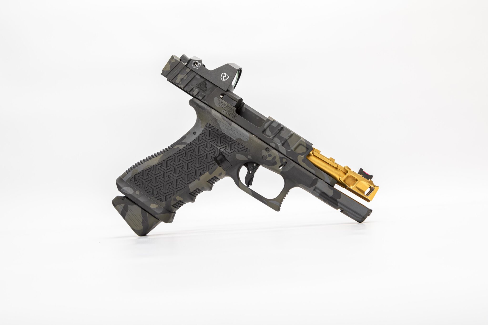 Dueling Glocks - UN12Magazine