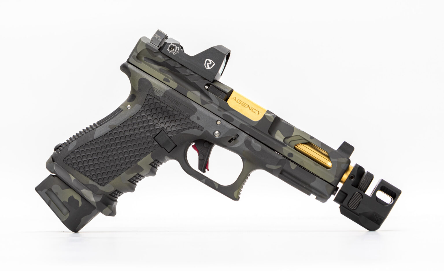 Dueling Glocks – UN12Magazine